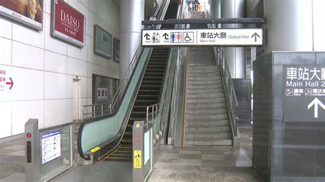 翁搭手扶梯重心不穩險摔 警民聯手救援幸無礙 民視新聞網 Line Today