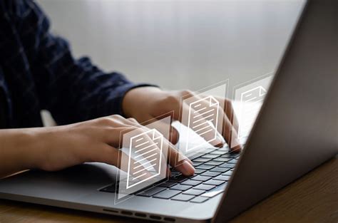 종이없는 직장 개념 컴퓨터를 인쇄하는 사업가 전자 서명 전자 서명 문서 관리 사업가 스타일러스 펜을 사용하여 가상 노트북 화면에 디지털 문서에 전자 문서에 서명 전자 산업에