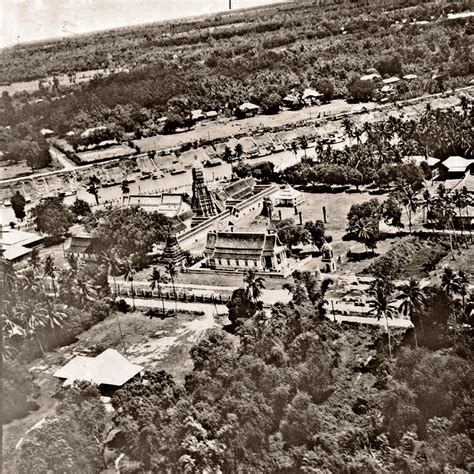 Wisuwat ภาพถ่ายทางอากาศวัดพระศรีรัตนมหาธาตุ พิษณุโลก ด้านทิศใต้ แลเห็นพระอุโบสถ พระเจดีย์