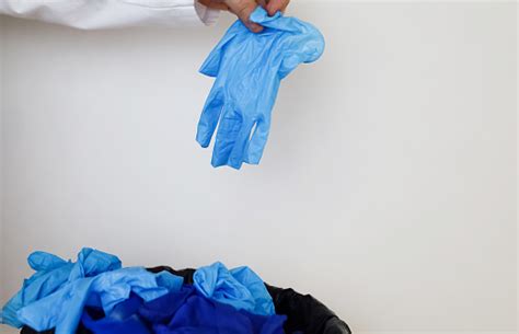 의사는 일회용 장갑을 쓰레기통에 버린다 의료 폐기물 처리 및 처리 병원에서 일한 후 의료진의 손을 닫습니다 건강관리와 의술에 대한 스톡 사진 및 기타 이미지 Istock