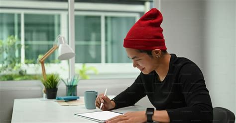 스타일러스 펜을 사용하여 스튜디오에서 그래픽 태블릿에 스케치를 그리는 젊은 디자이너 사진 Unsplash의 태국 이미지