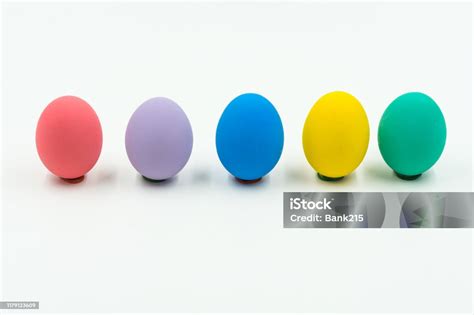 격리 배경에 부활절 달걀의 기본 다양한 색상 제품에 표시하거나 몽타주를 사용할 수 있습니다 계절에 대한 스톡 사진 및 기타