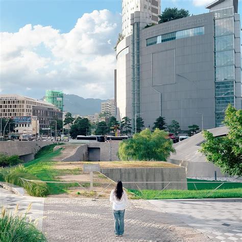 현대의 아름다움과 고전의 멋이 조화를 이루는 Ddp 이번 주말 과거와 현재가 어우러진 특별한 풍경 속으로 발걸음을 옮겨보세요 며칠 뒤 이곳에서는 어떤 다양한