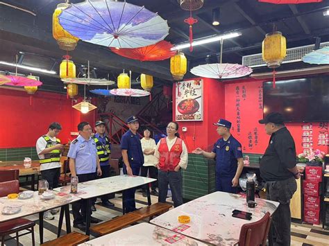 戴家弄社区联合多部门开展电动自行车消防安全整治夜查行动违规充电链条