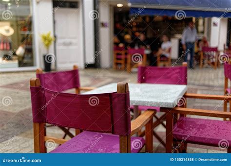 Regen In Blois In Den Nass Stühlen Und In Den Tabellen In Einem Café