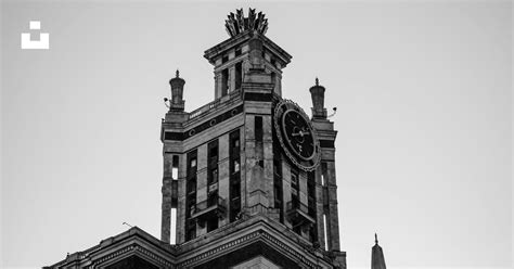 Foto Una Foto En Blanco Y Negro De Una Torre Del Reloj Imagen Gris