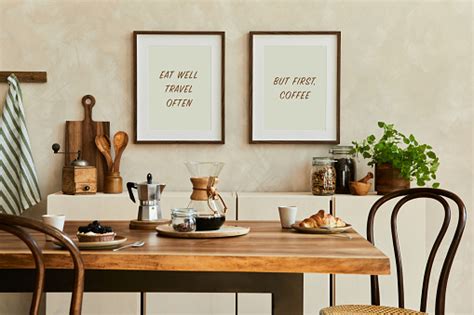 모의 포스터 프레임 베이지 색 사이드 보드 가족 식탁 식물 및 빈티지 개인 액세서리가있는 세련된 식당 인테리어의 우아한 구성 공간을 복사합니다 템플렛 가을 분위기 식탁에