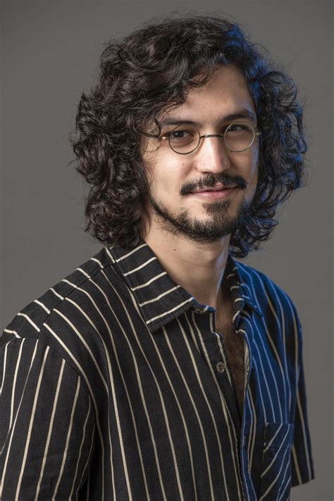 Foto Cecília Fernanda Marques vê Felipe Gabriel Leone beijando sua
