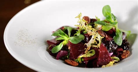 Салат с печеной свеклой красной фасолью и грецкими орехами рецепт автора Эрик