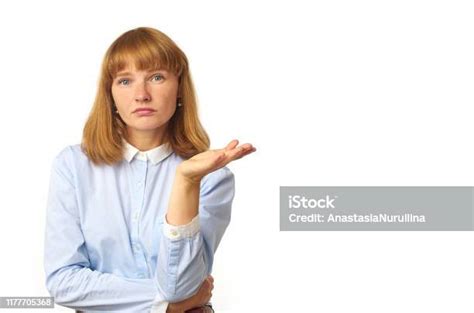 귀여운 빨간 머리 젊은 여자 찾고 당황 하 고 실망 복사 공간으로 흰색 배경에 고립 된 젊은 여성 모델의 이미지입니다 귀여운에 대한 스톡 사진 및 기타 이미지 Istock