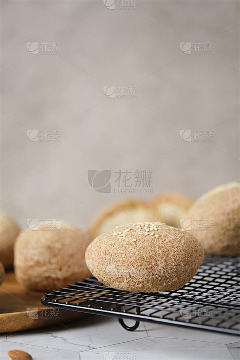 无谷蛋白生酮面包。自制的芝麻生酮面包。