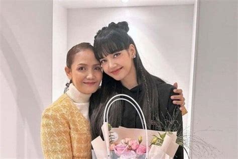 Lisa Blackpink Biểu Diễn Tại Quán Rượu Khoả Thân Mẹ Ruột Gánh Hậu Quả
