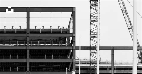 건설 현장의 흑백 사진 사진 Unsplash의 무료 건설 크레인 이미지