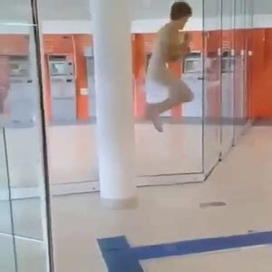 Alguém tem esse vídeo em hd de um cara entrando pelado numa agência bancária LPSG