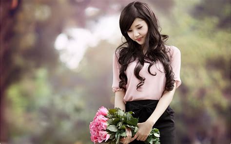 Download Caption Graceful Chinese Girl Holding A Pink Bouquet
