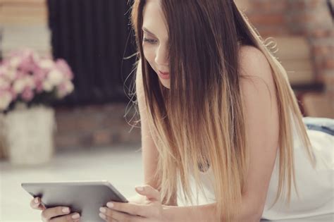 Portrait De Belle Jeune Femme Photo Gratuite