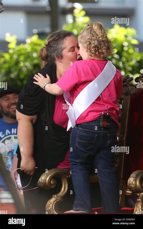 Here Comes Honey Boo Boo Star Alana Thompson And Her Mother Mama