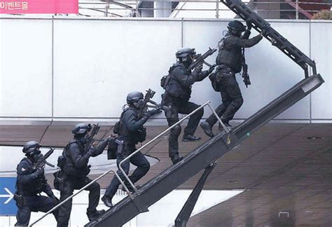 恐怖袭击威胁增加 首尔警察举行反恐训练 国际在线