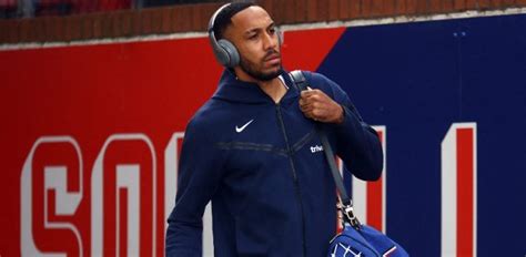 Aubameyang Enflamme Les Supporters De Lom Avec Jul