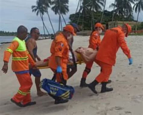 Homem é resgatado de afogamento na prainha de Barra Nova Alagoas 24