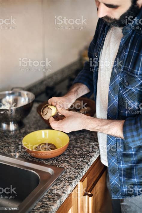 격리 요리 남자가 그들을 요리하기 전에 일부 감자를 껍질을 벗기고있다 Sable Color에 대한 스톡 사진 및 기타 이미지