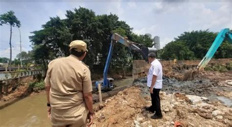 Kali Angke Dikeruk Warga Kembangan Apresiasi Pj Gubernur Heru Dan