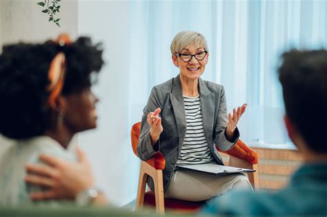 치료 세션 중 환자와 이야기하는 수석 여성 정신과 의사 20 24세에 대한 스톡 사진 및 기타 이미지 20 24세 30 34세 55 59세 Istock