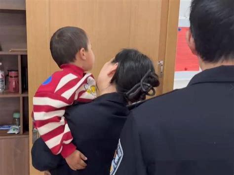 “交给我吧，我有经验！” 3岁萌娃走失街头 辅警化身“临时妈妈”暖心哄娃