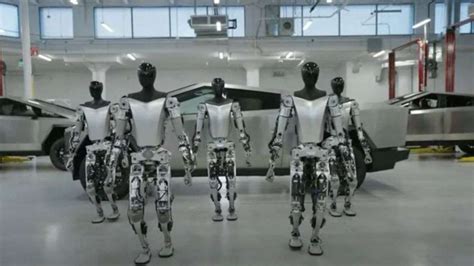 Azért Azt érdemes Megnézni Hogy Sétálgatnak Elon Musk Humanoid