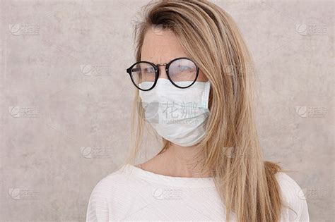 医用口罩和眼镜防雾冠状病毒预防保护自我隔离期间的新习惯