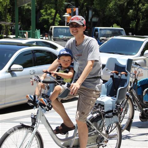 自行車載幼童 後座裝椅墊最不安全 ｜ 自行車筆記