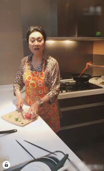 车晓与母亲王丽云做直播 二人下厨画面温馨 国际在线