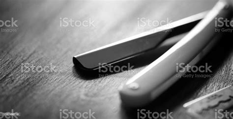 위험한 면도기와 금속 블레이드 남성 면도 액세서리 진짜 남자를위한 잔인한 면도기 테이블에 물 방울 가방에 대한 스톡 사진 및
