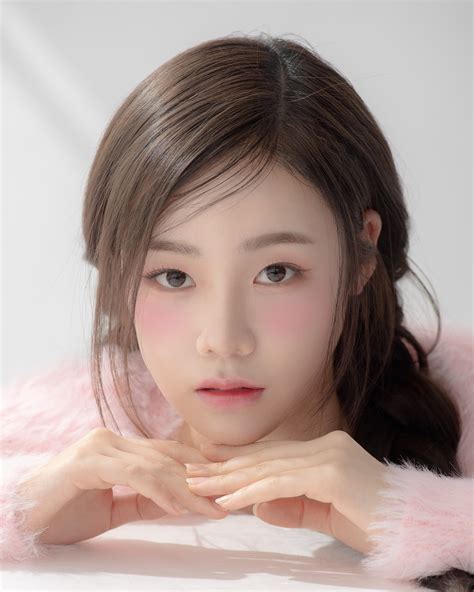 미러 바이 미 강남프로필 스튜디오｜뷰티프로필｜배우프로필 내츄럴한 자연광 느낌 소프트 브라운 톤의 헤어와 미니멀한 메이크업이 청초하면서도 따뜻한 무드를 완성