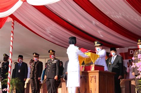 Upacara Penurunan Bendera Merah Putih Tutup Rangkaian Peringatan HUT Ke RI Di Bateng