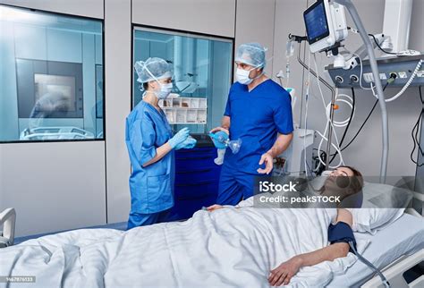 병원 간호사와 함께 중환자실의 의료 모니터링 장비에 부착된 여성 무의식 환자 중환자실 질병에 대한 스톡 사진 및 기타 이미지 질병 환자 3 명 Istock