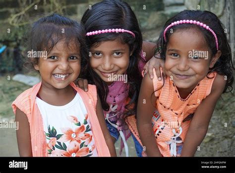 Fille indienne et petite soeur Banque de photographies et dimages à haute résolution Alamy