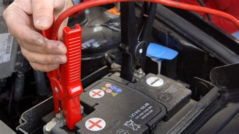 Auto überbrücken Schritt für Schritt Anleitung für eine Starthilfe