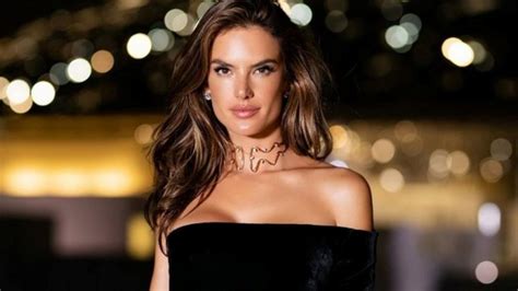 Alessandra Ambrosio Shows Off Her Toned Model Figure In A Pink Bikiոi