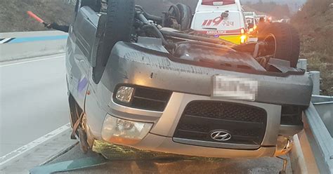 고속도로에서 승합차 타이어 펑크로 전도11명 부상