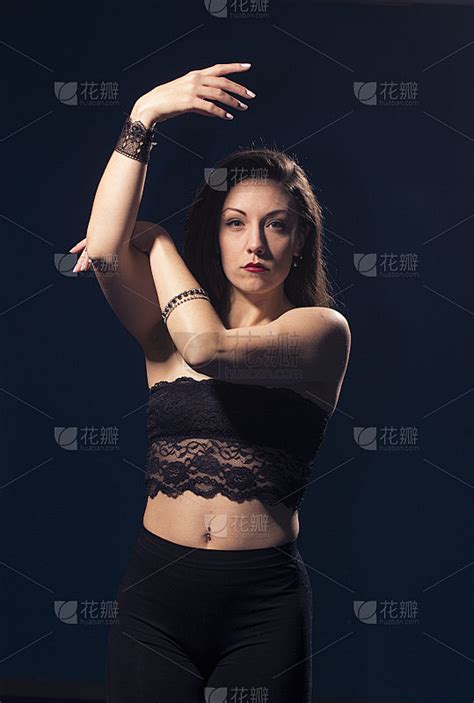 一个女孩摆着vouge舞蹈的姿势。