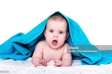 아기 소녀 또는 소년이 머리에 수건으로 샤워 후 흰색 절연 가리기에 대한 스톡 사진 및 기타 이미지 가리기 개념 건강한
