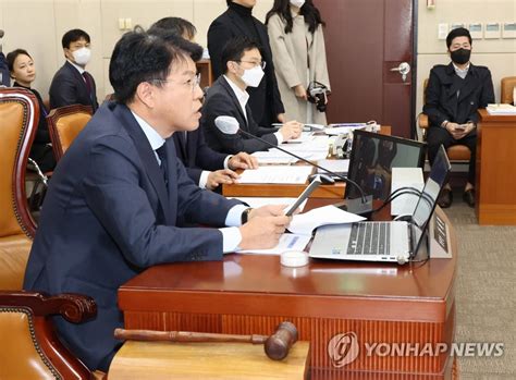 행안위 회의 주재하는 장제원 행안위원장 연합뉴스