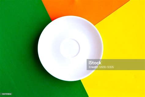 기하학적 녹색 노란색 및 주황색 배경의 흰색 모형 플레이트 텍스트의 공간을 복사합니다 최소한의 개념 0명에 대한 스톡 사진 및 기타 이미지 Istock