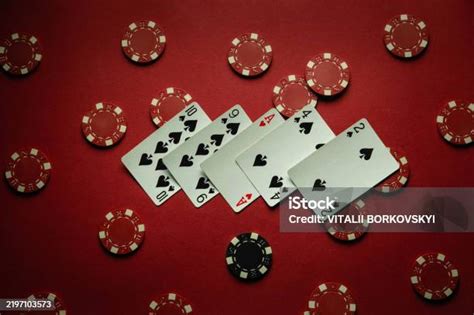 클럽의 빨간 테이블에는 높은 카드의 행운의 조합으로 칩과 카드 놀이가 있습니다 포커 게임에서 기분 좋은 승리의 개념 0명에 대한 스톡 사진 및 기타 이미지 Istock