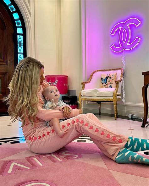 Пэрис Хилтон с сыном Фениксом Stiletto Blog