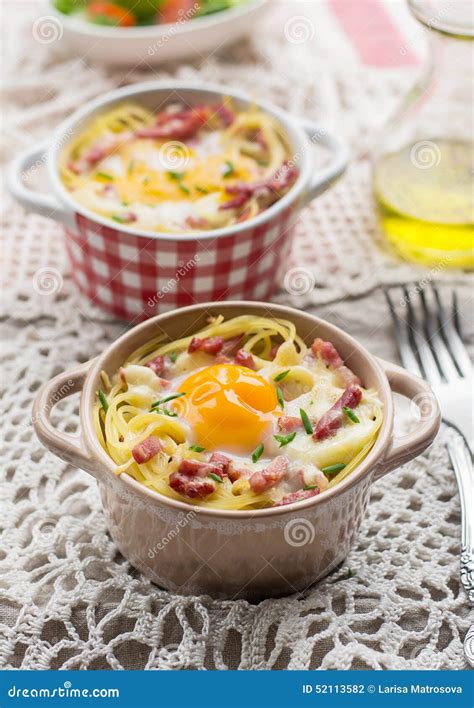 Carbonara Cozido Dos Espaguetes Da Massa Com Gema Queijo E Bacon Foto