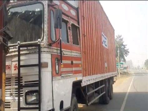 Police Caught Container Full Of Cow Progeny गौवंश से भरा कंटेनर पुलिस