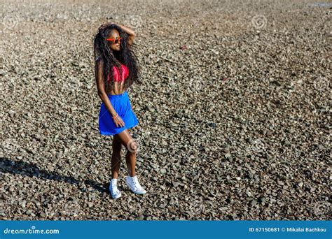 Belle Fille Noire Adolescente Dans La Jupe Bleue Et Soutien Gorge Rose