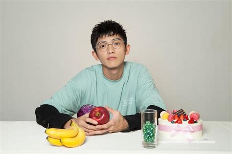 林辉瑝最新写真曝光 眼镜考究画面五彩缤纷